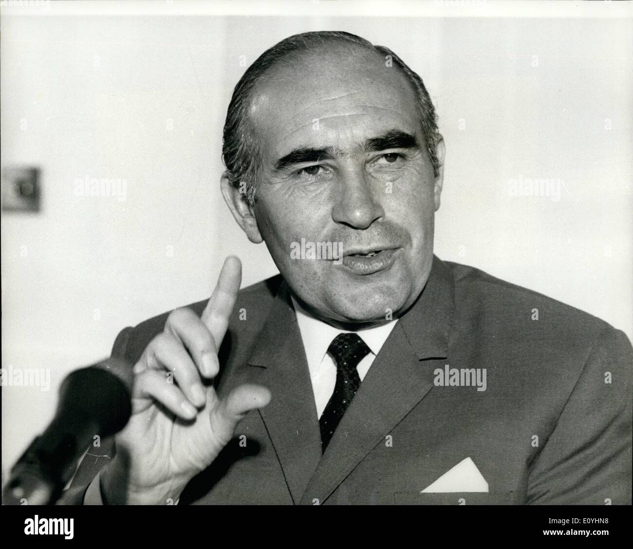 Sir alf ramsey england manager hi-res stock photography and images - Alamy