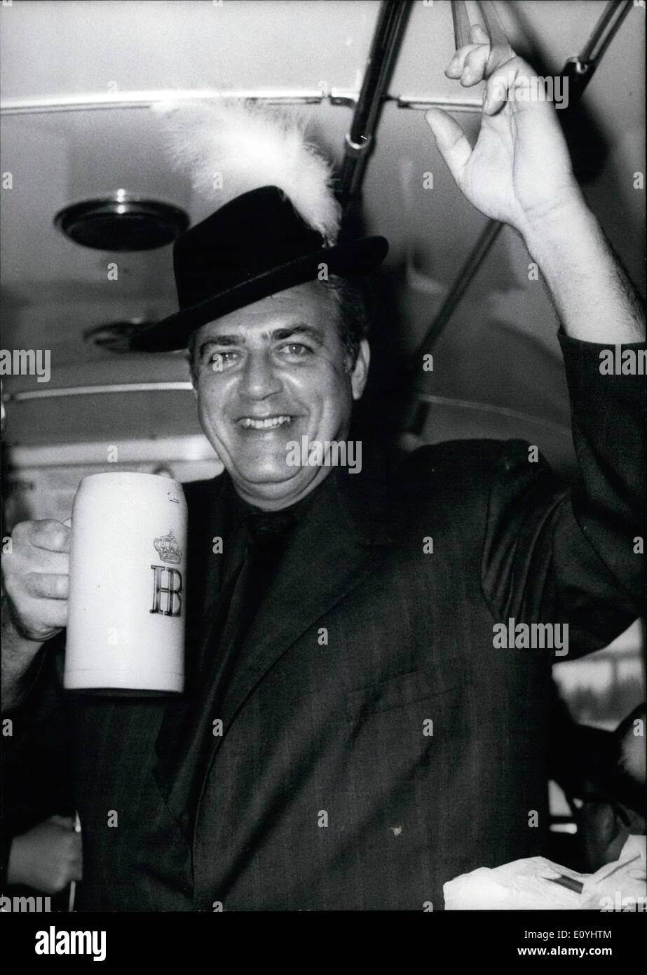 American actor raymond burr hi-res stock photography and images - Alamy