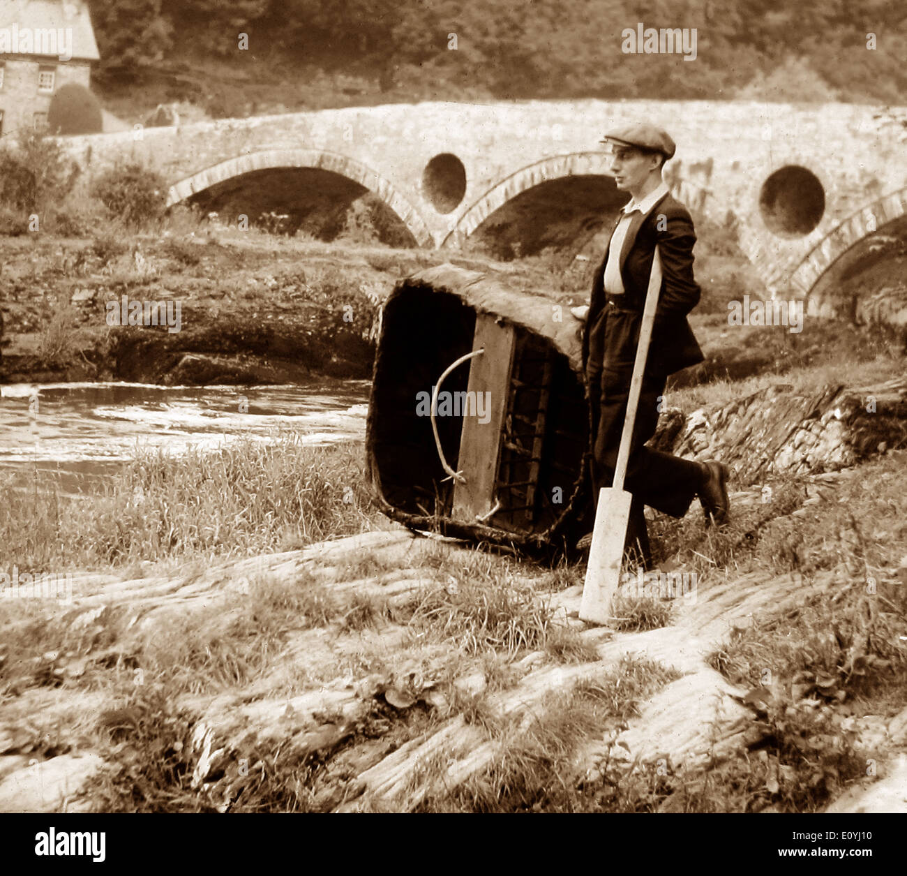 Coracle wales hi-res stock photography and images - Alamy