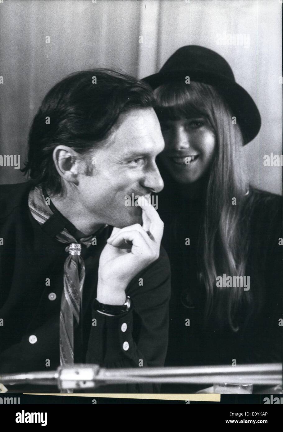 Hugh hefner and playboy bunnies hi-res stock photography and images - Alamy