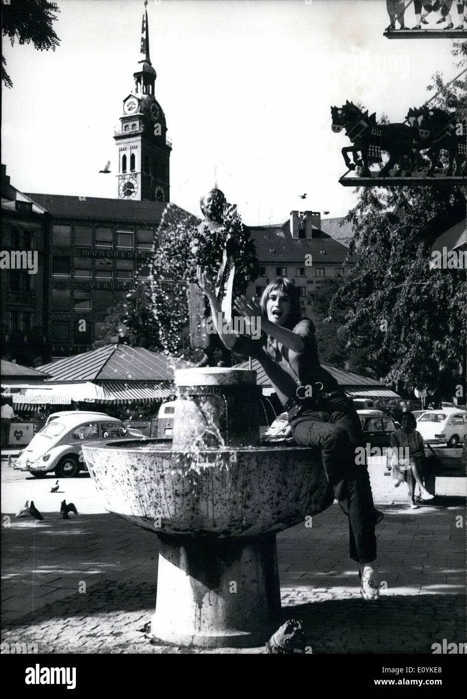 Groupie girl in munich hi-res stock photography and images - Alamy