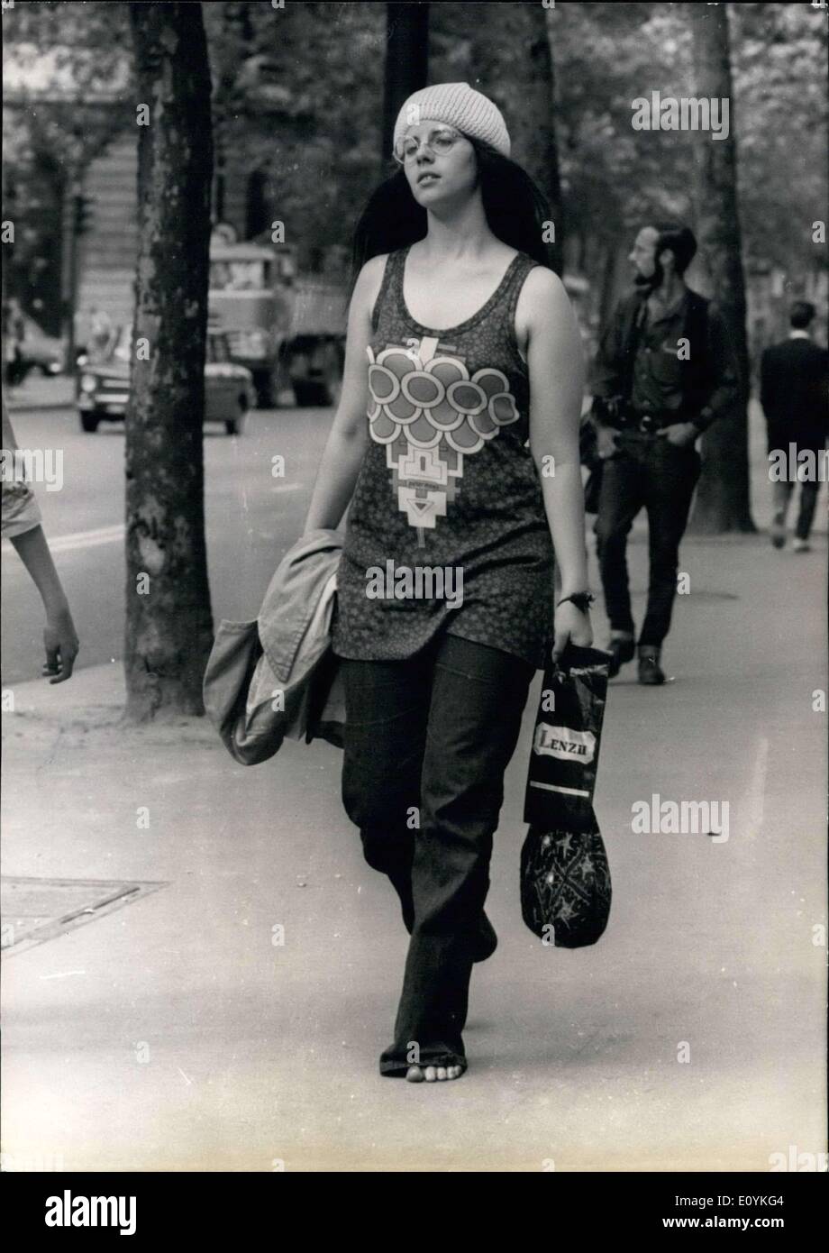 Aug. 19, 1970 - Here is a picture of one tourist among thousands that ...