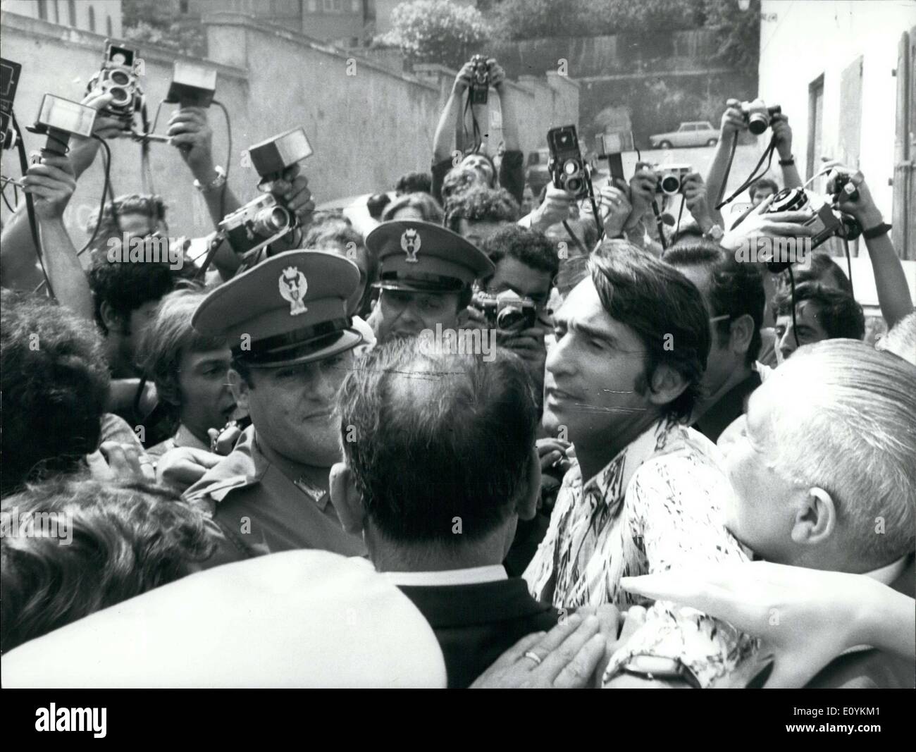 1970 walter chiari leaving prison hi-res stock photography and images ...