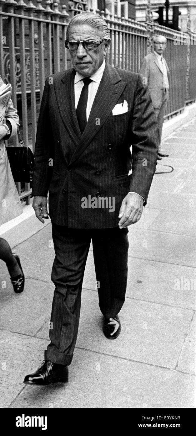 Fence in front historic Black and White Stock Photos & Images - Alamy