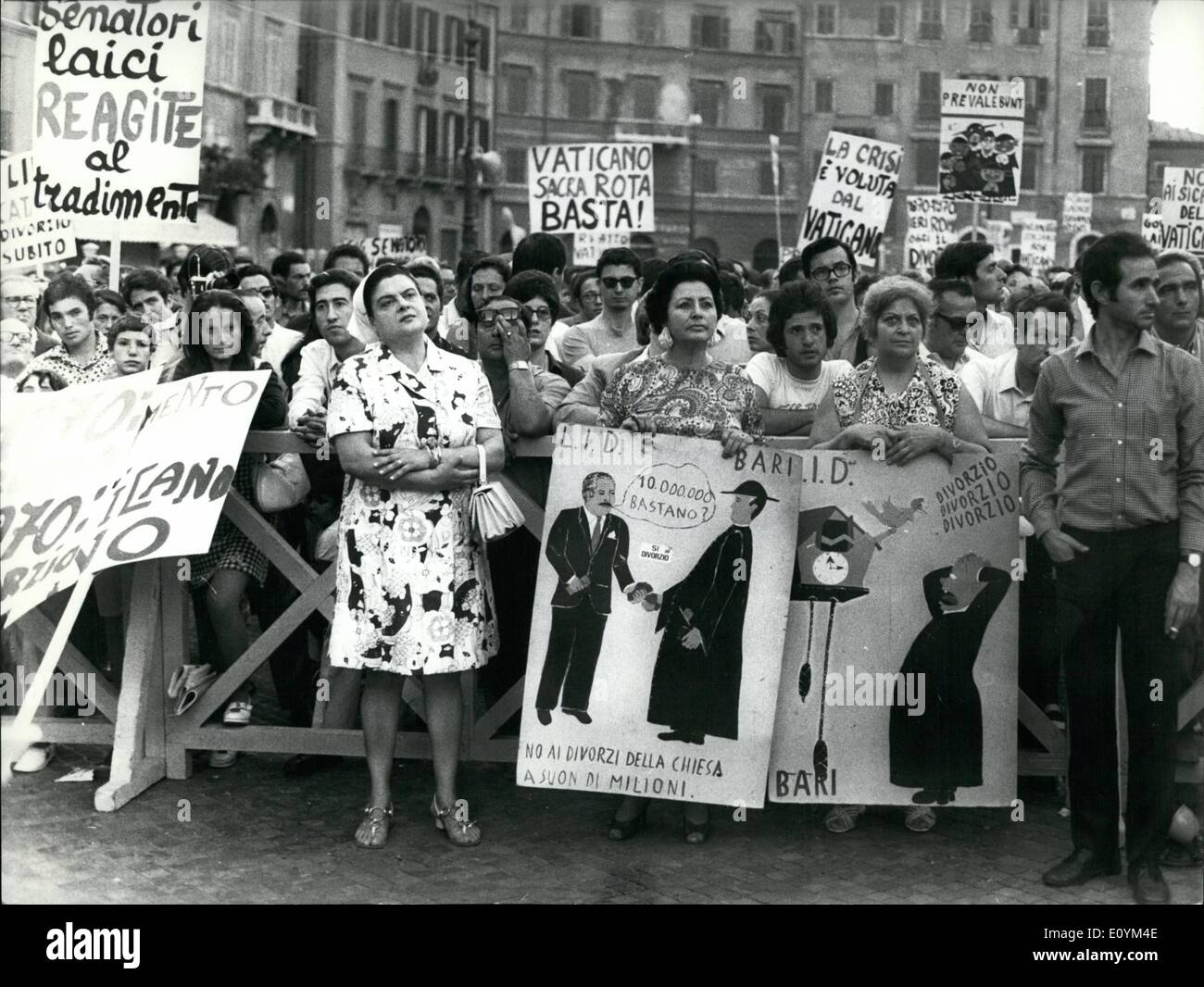 Sep. 09, 1970 - A pro-divorce demonstration in Piazza Navona, Italy ...