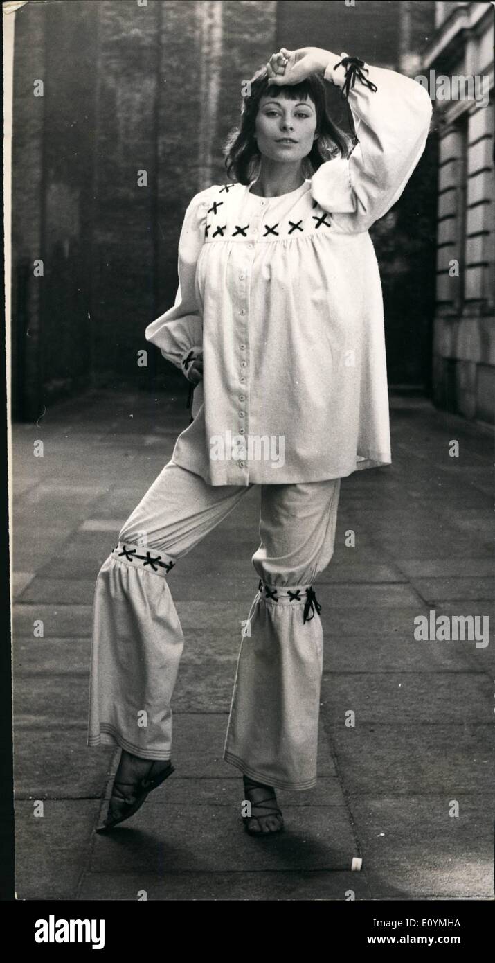 Oct. 10, 1970 - Many quanta spring collection shown in London. photo ...