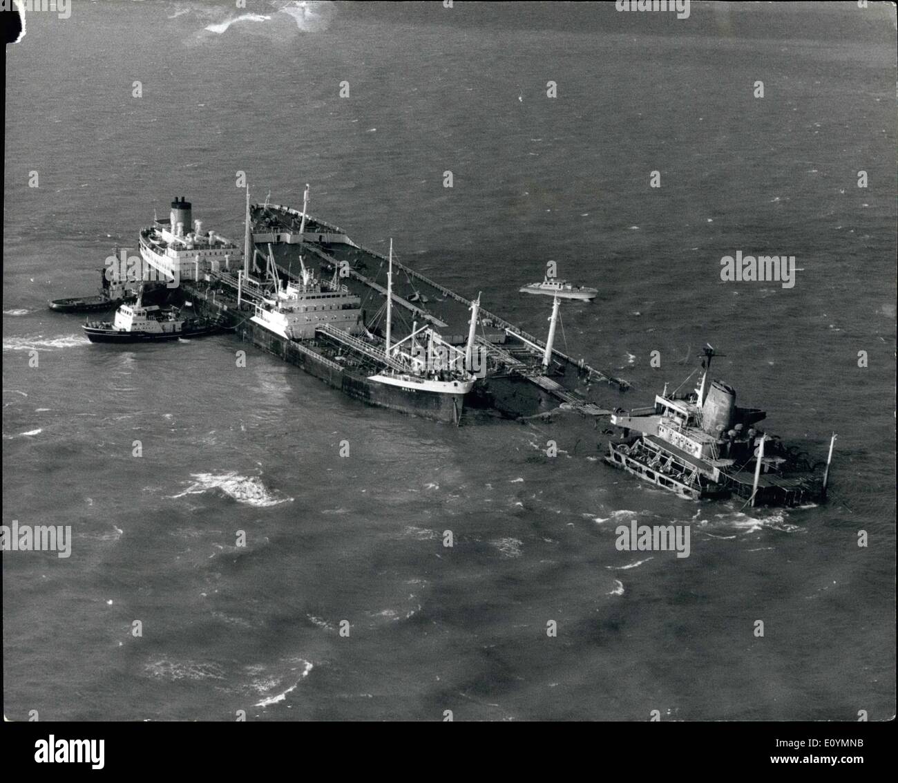 Shell tanker hi-res stock photography and images - Alamy