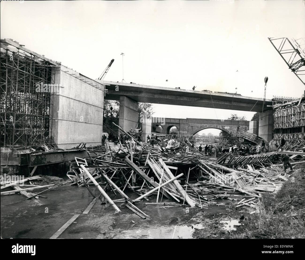 Dead river bridge hi-res stock photography and images - Alamy