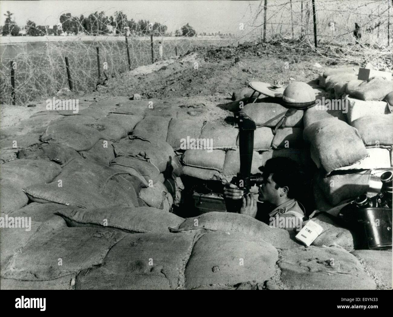 Soldier periscope hi-res stock photography and images - Alamy