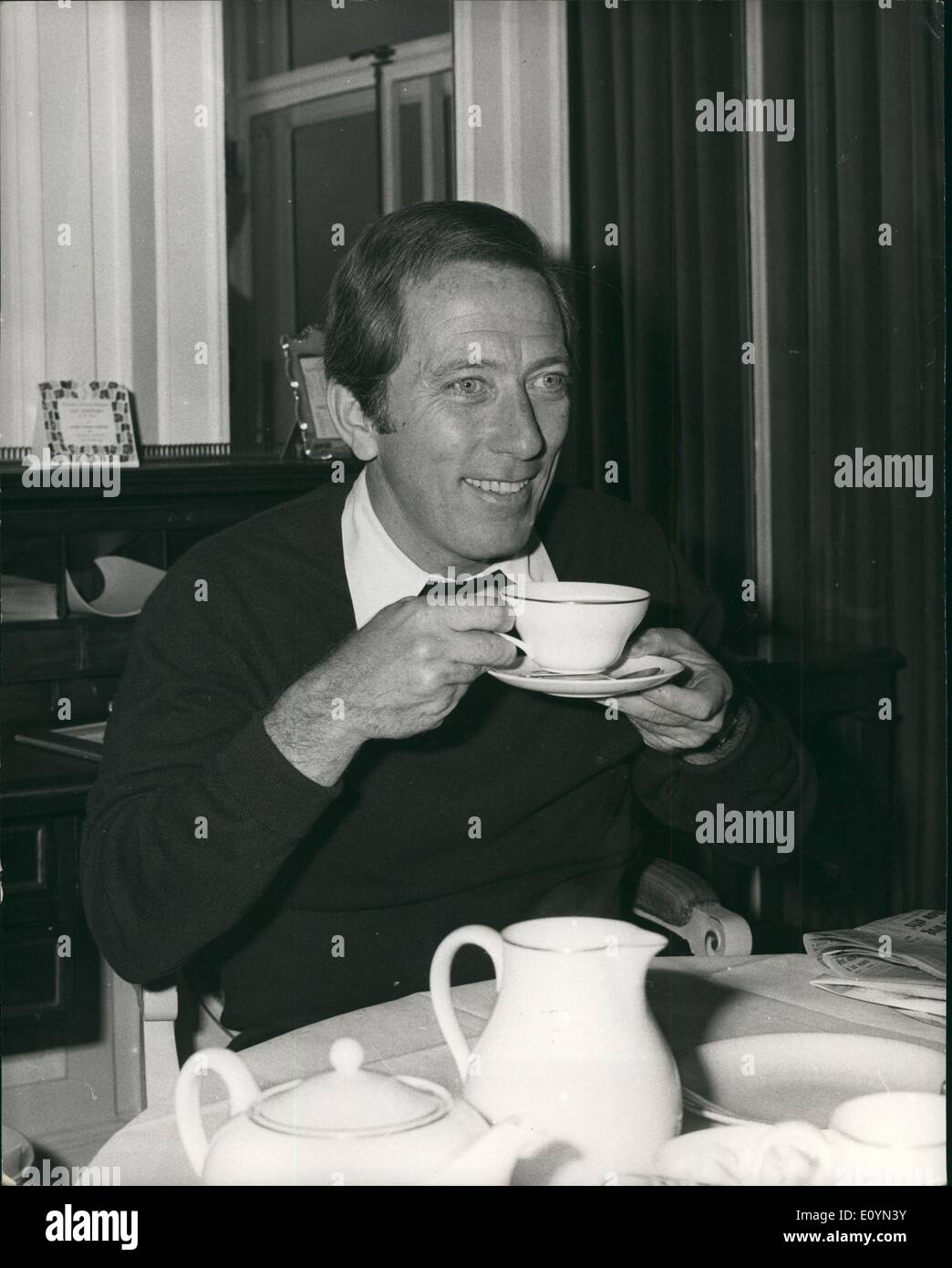 American singer andy williams in london hi-res stock photography and ...