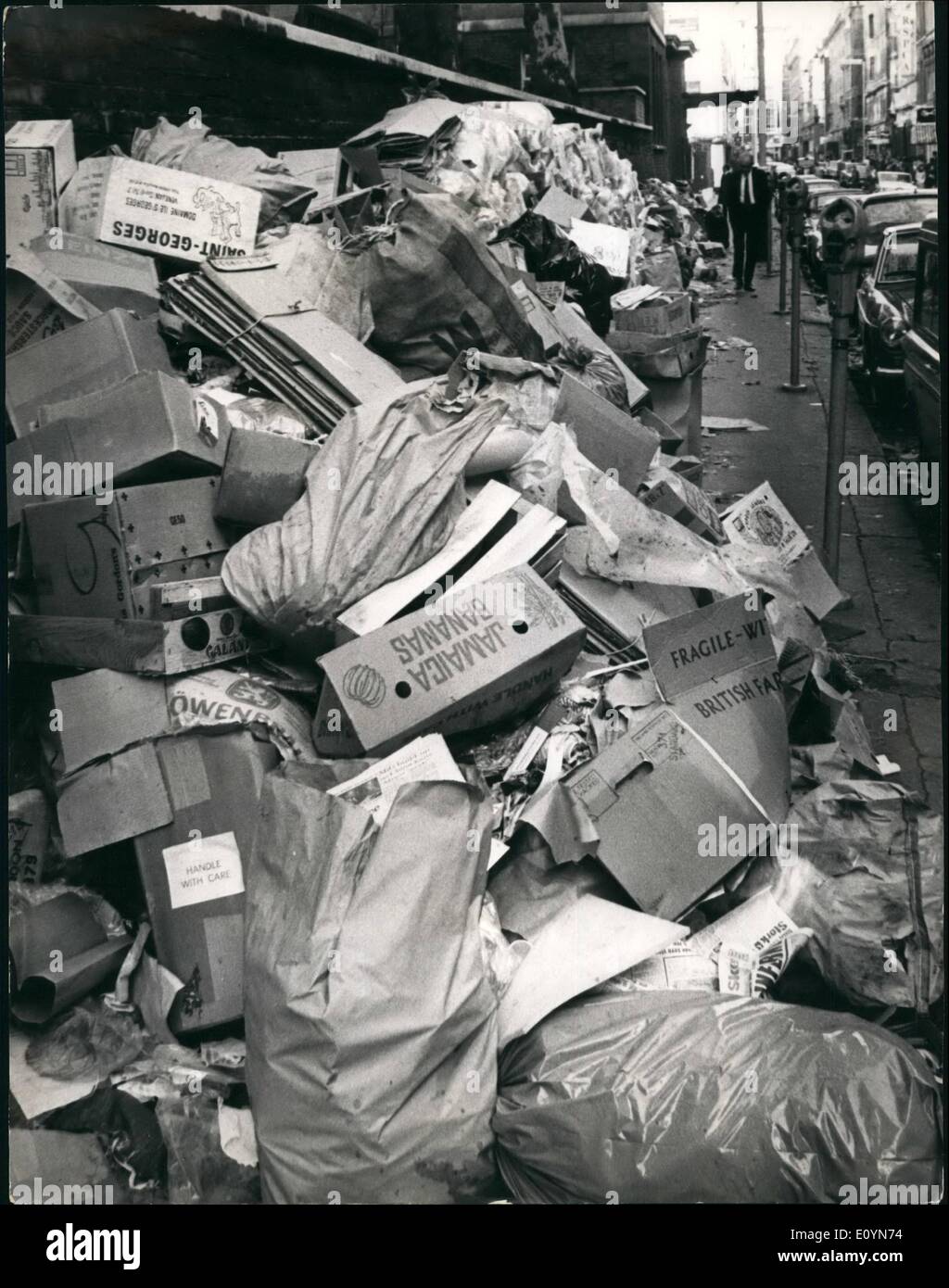Nov. 11, 1970 - Rubbish Piles high behind Piccadilly. Photo shows ...