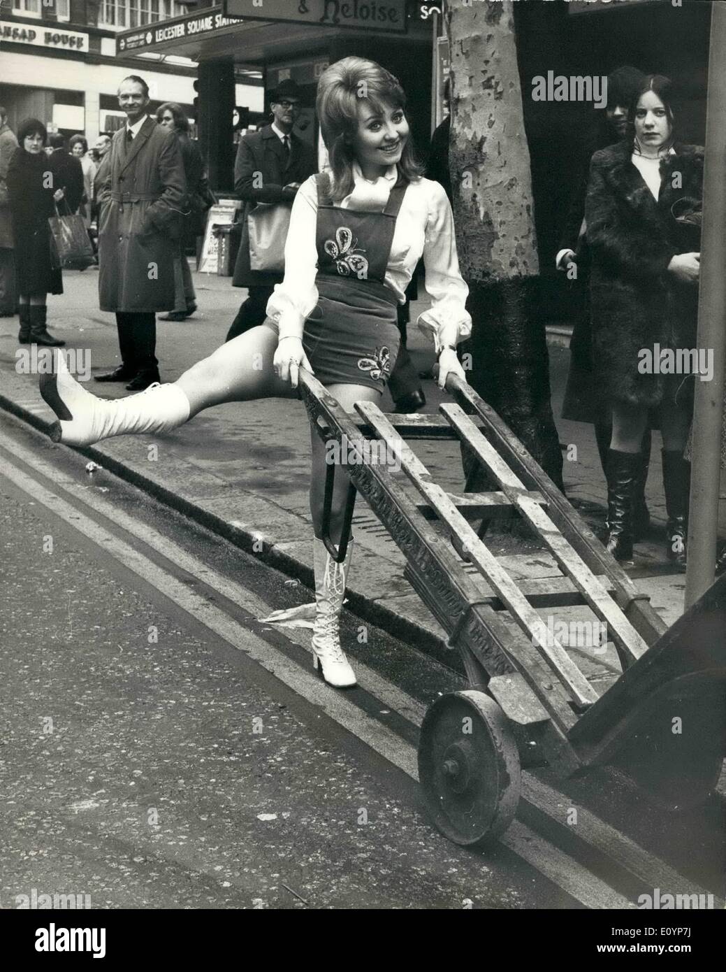 Lulu singer hi-res stock photography and images - Alamy