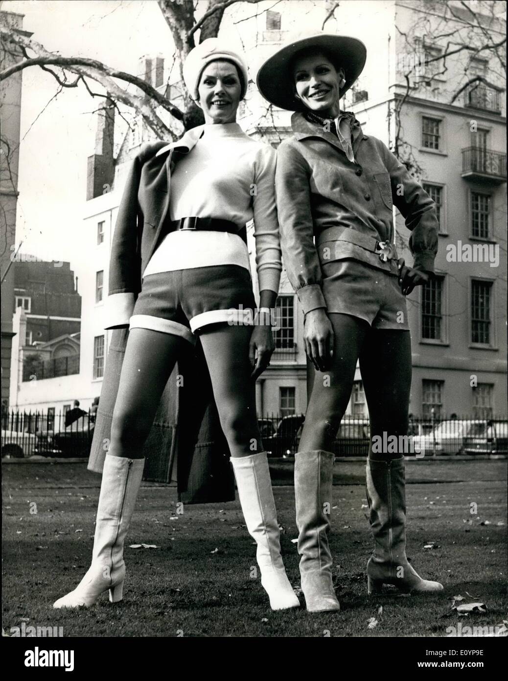 Feb. 02, 1971 - Norman Hartnell pering and summer collection. Photo ...