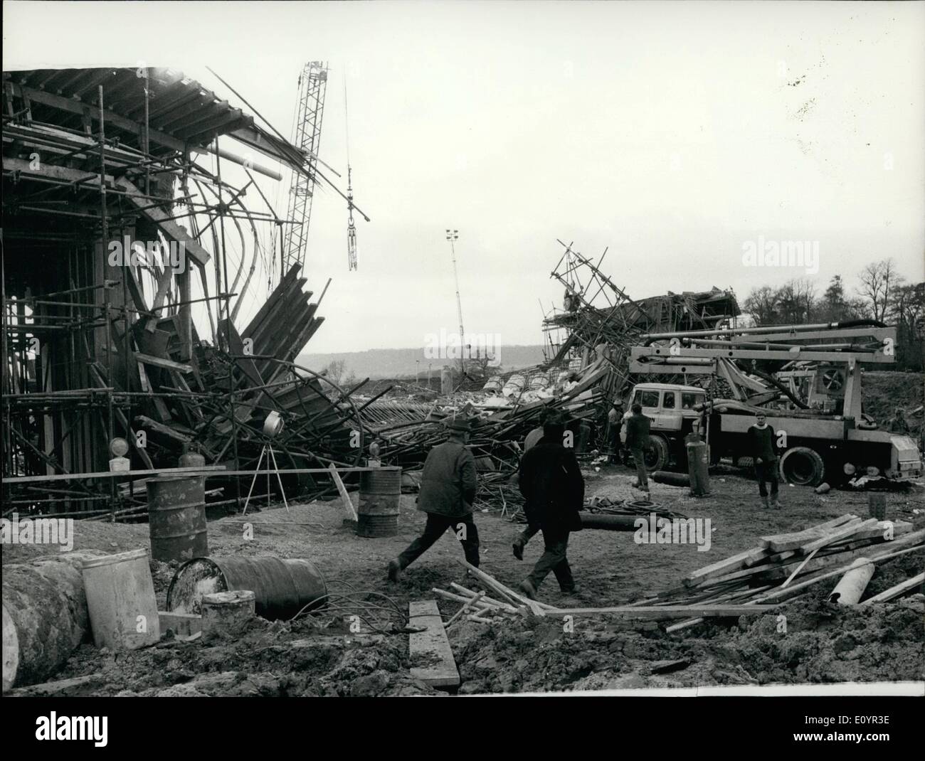 Man collapsed hi-res stock photography and images - Alamy