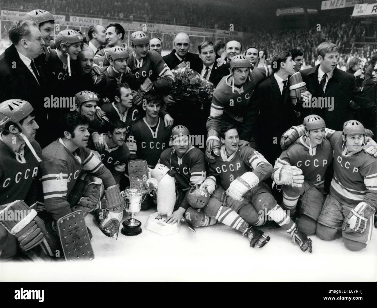 Apr. 04, 1971 - Sovjet Union world champion ice hockey. Photo shows ...