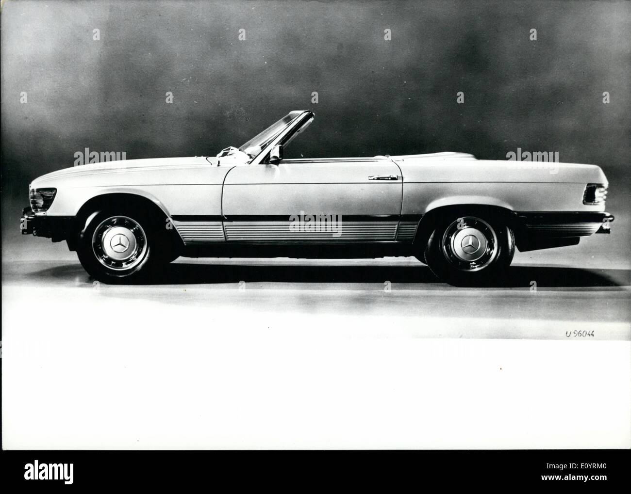 Black and white mercedes benz hi-res stock photography and images - Alamy