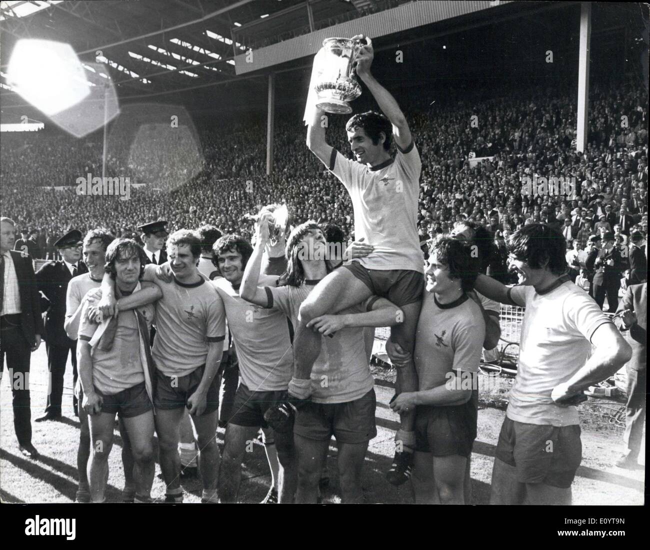 May 08, arsenal win the cup hi-res stock photography and images - Alamy