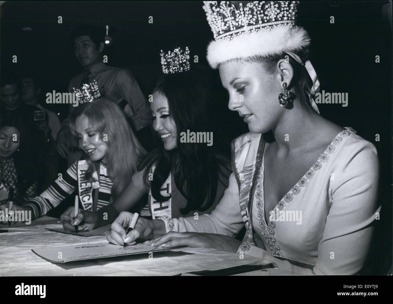 Jun. 06, 1971 - World Beauty Winners In Tokyo: Jane Cheryl Hansen (Miss ...