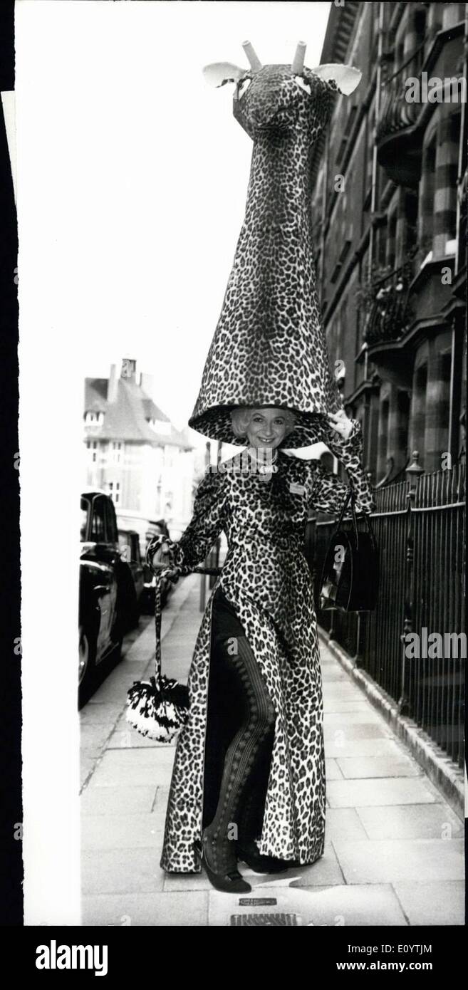 Jun. 06, 1971 - Mrs. Shilling's Giraffe Outfit for Ascot. Keystone ...