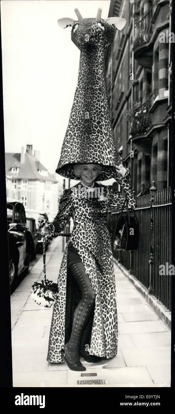 Jun. 06, 1971 - Mrs. Shilling's Giraffe Outfit for Ascot. Keystone ...