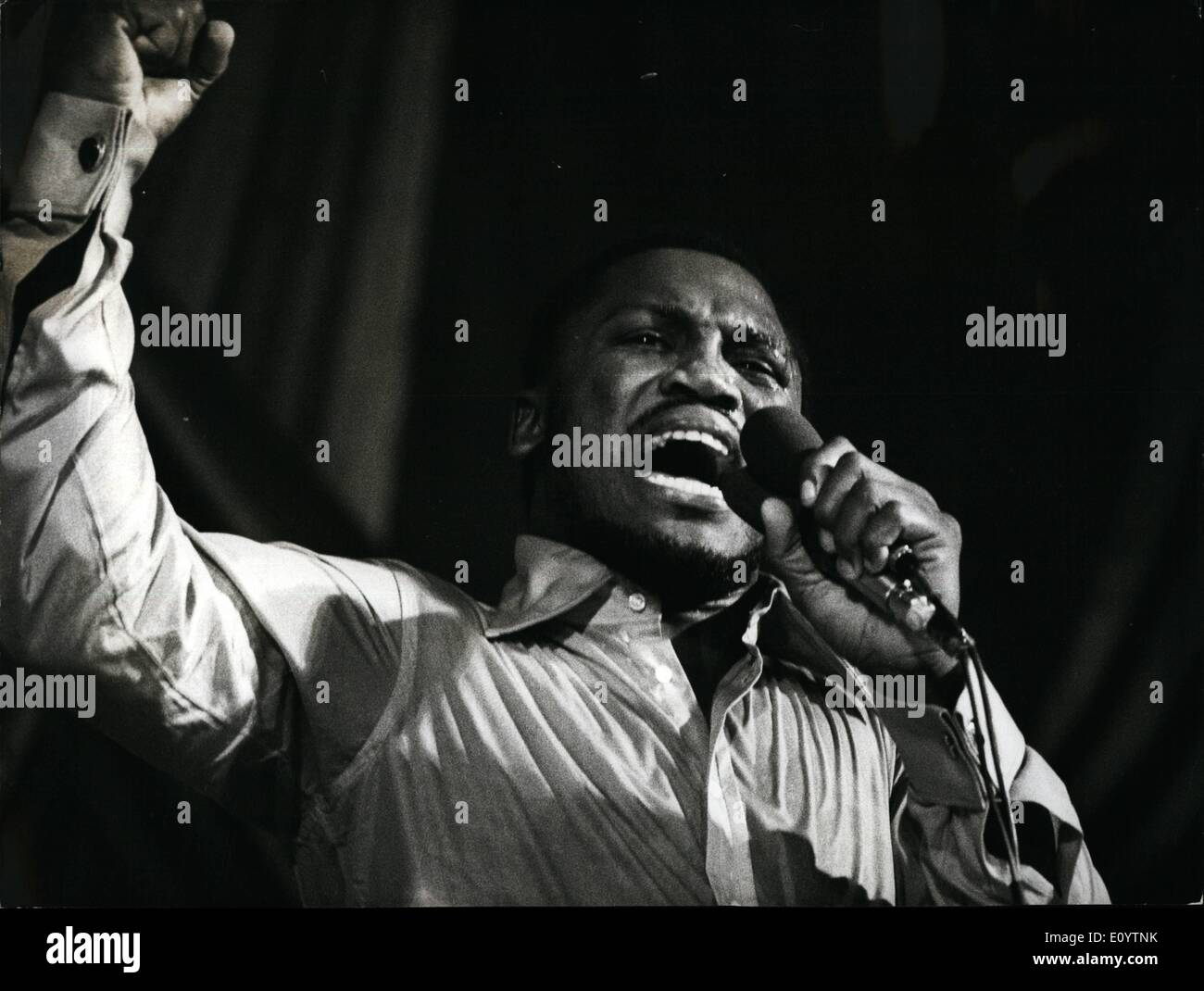 Jun. 06, 1971 - Joe Frazier Sings. World heavyweight boxing champion ...