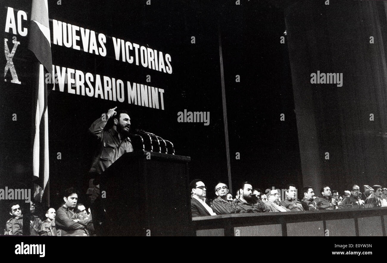 Fidel castro speaking flag hi-res stock photography and images - Alamy