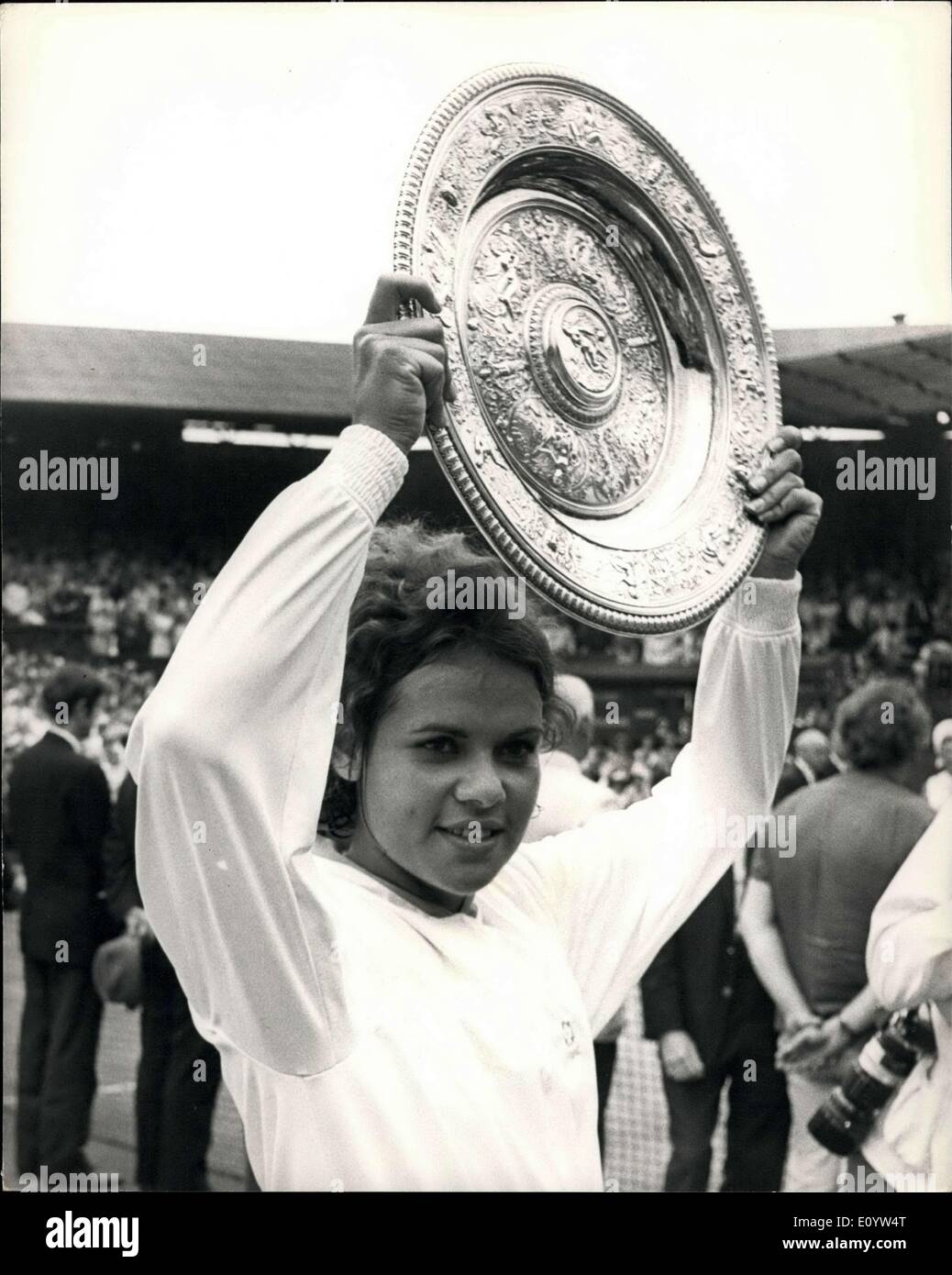 Evonne goolagong wimbledon 1971 hi-res stock photography and images - Alamy