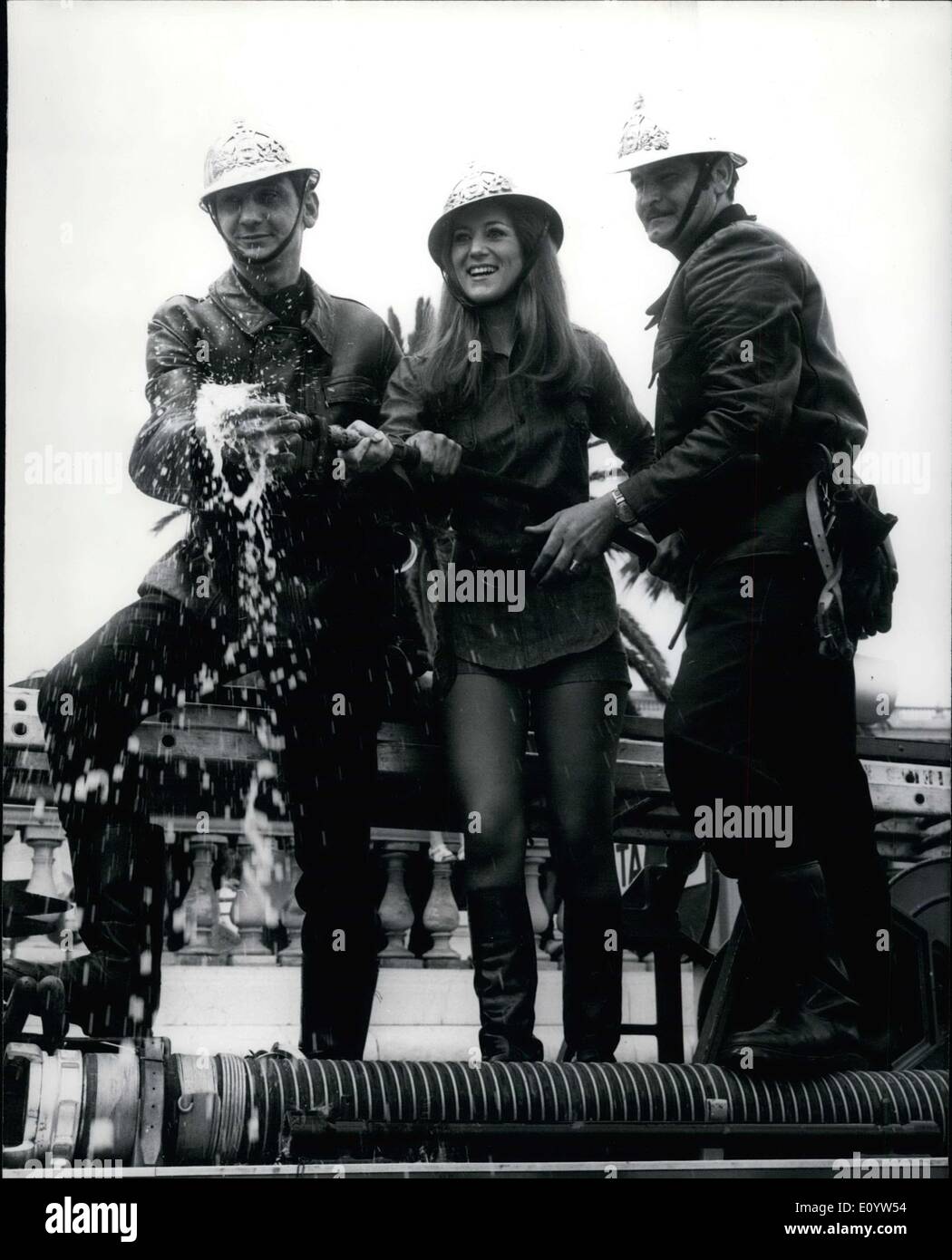 Jul. 06, 1971 - Singer Sheila visited the firefighters in Nice who ...