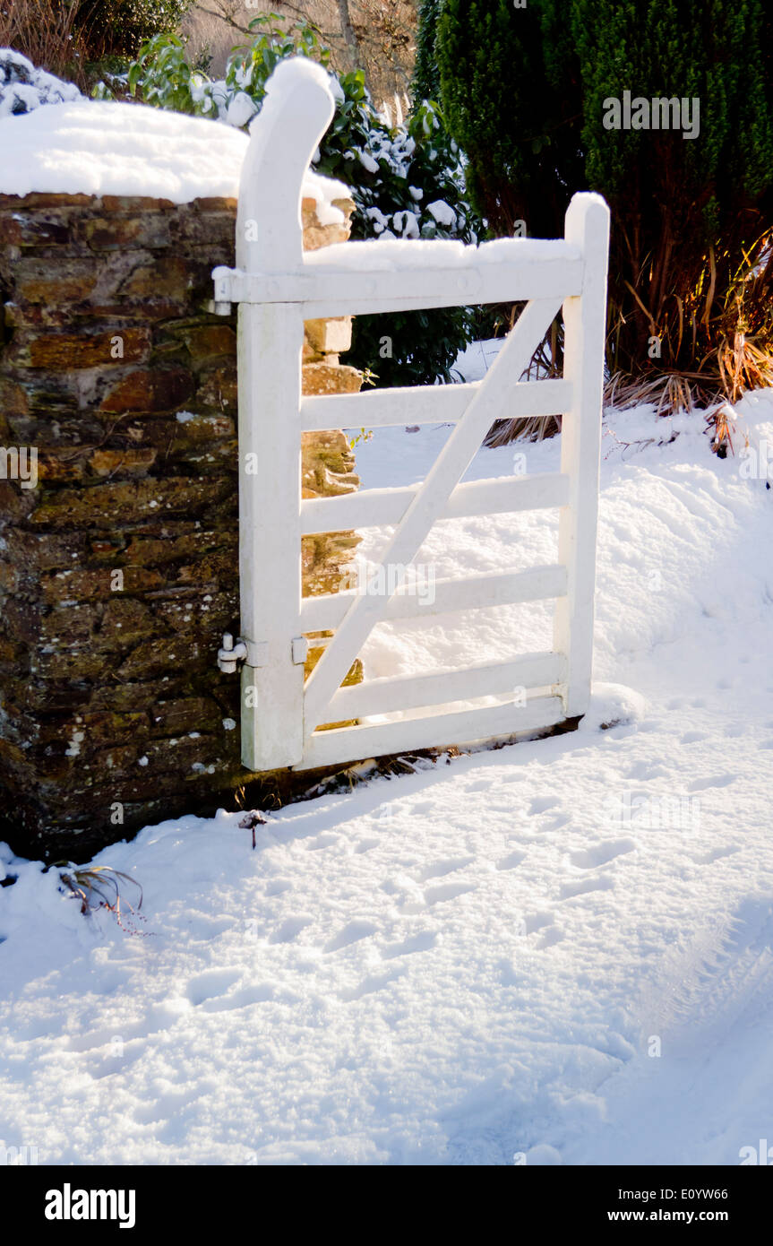 White gate hi-res stock photography and images - Alamy