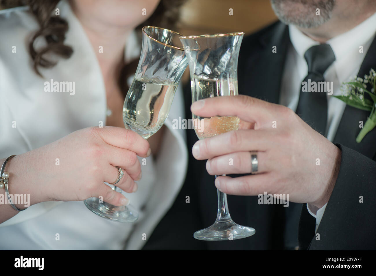 Toasting champagne flutes hi-res stock photography and images - Alamy