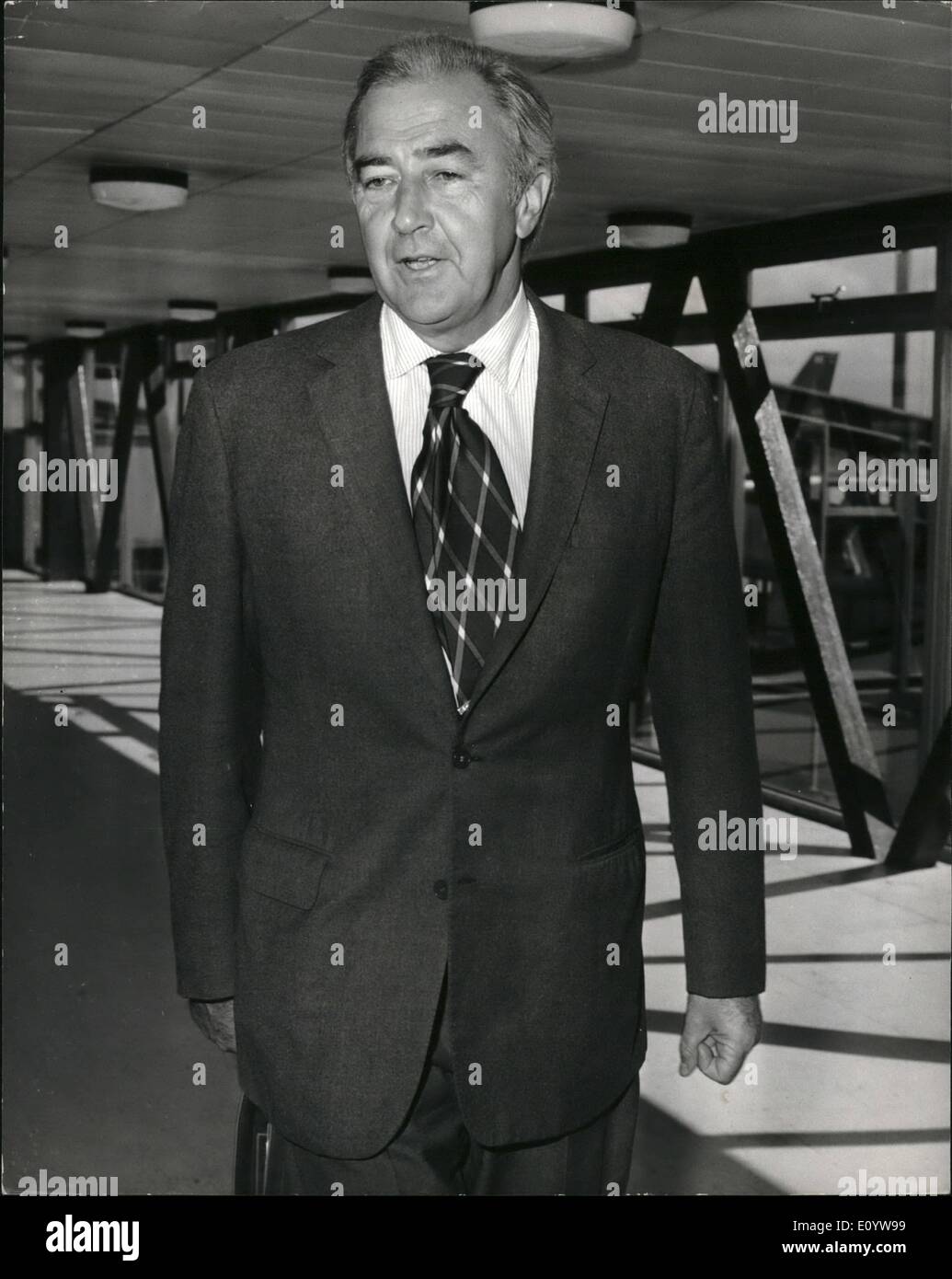 Jul. 07, 1971 - Eugene McCarthy flies in from Rome : photo shows Eugene ...