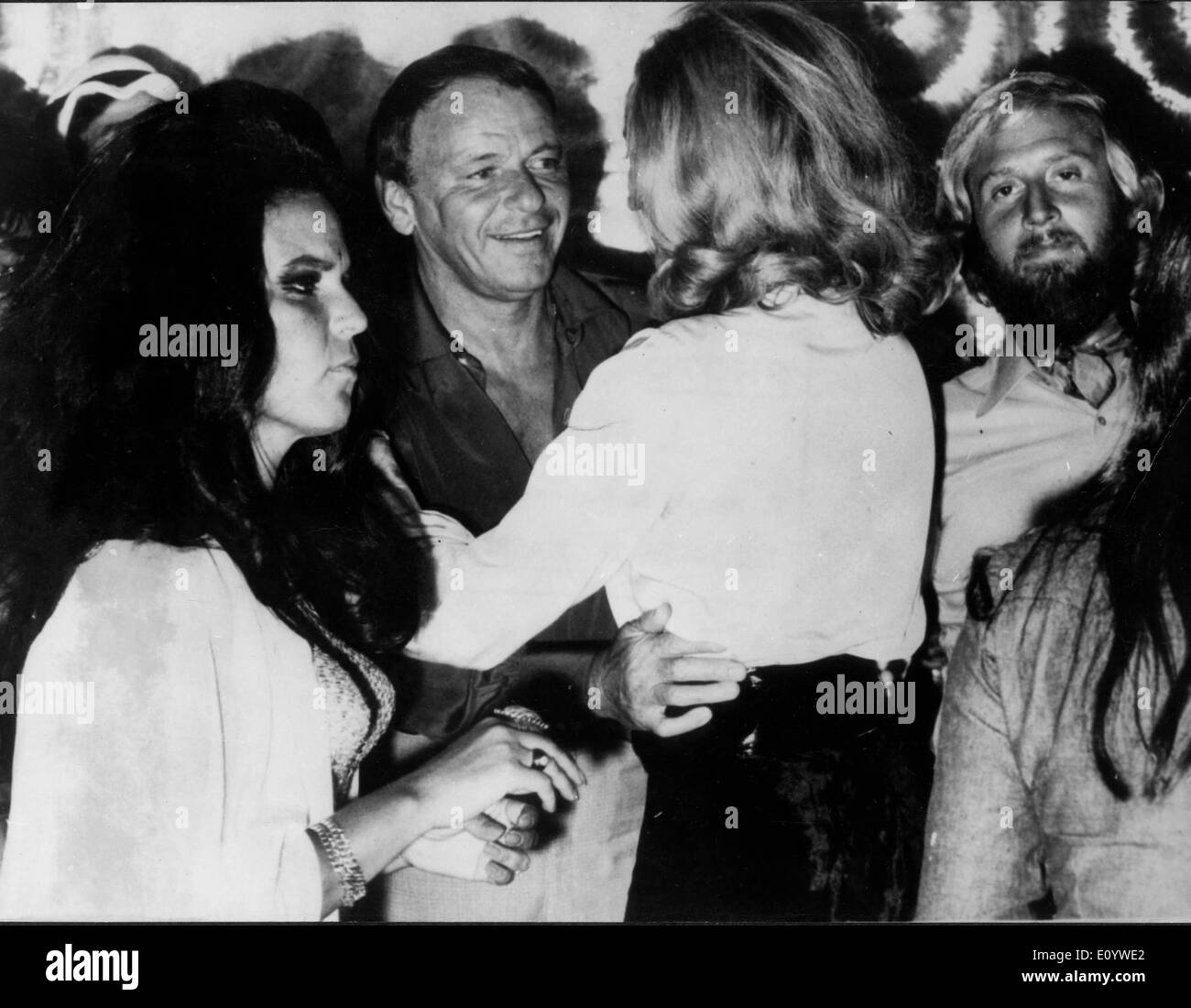 Singer Frank Sinatra with fans on vacation Stock Photo - Alamy