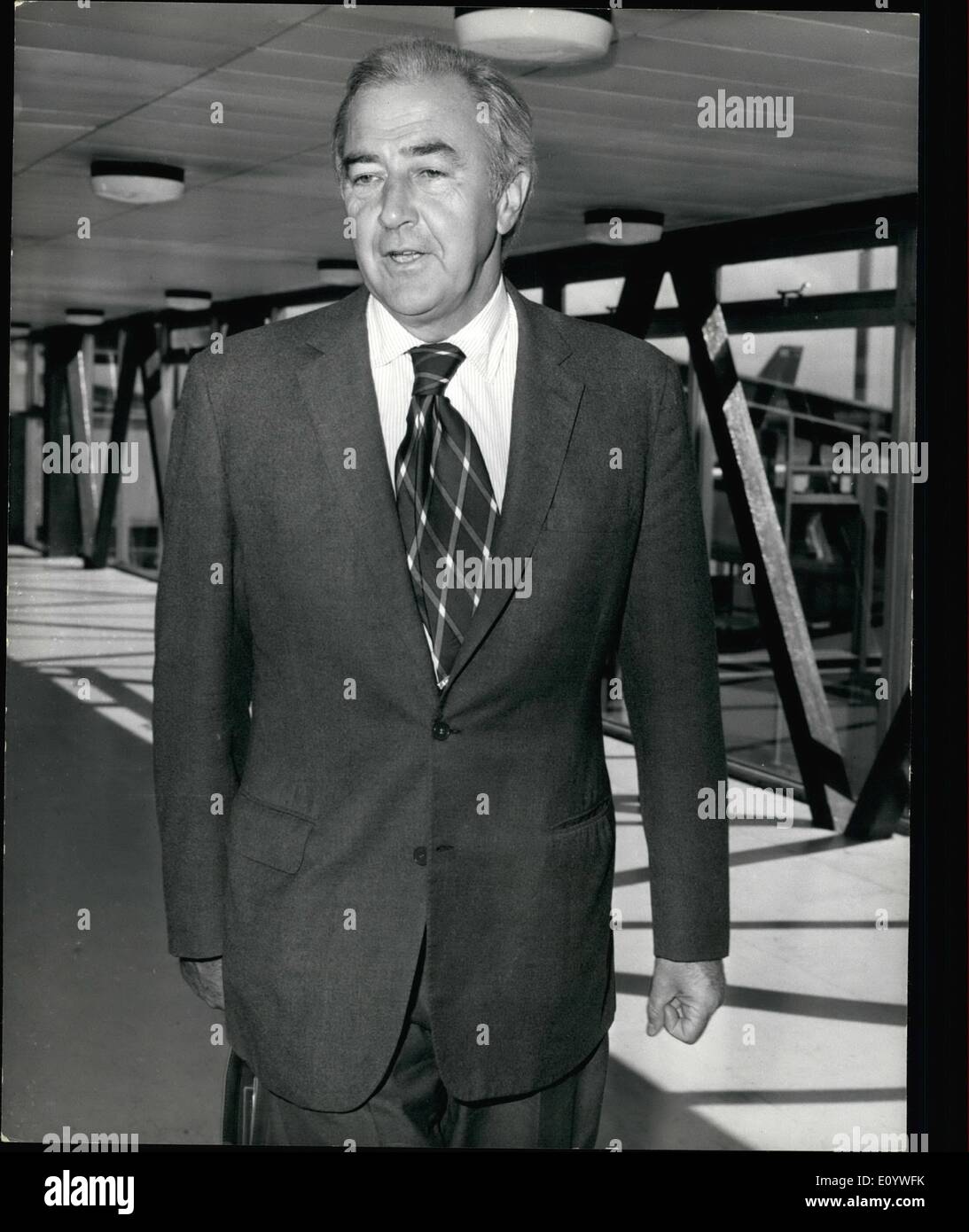 1971 eugene mccarthy flies in from hi-res stock photography and images ...