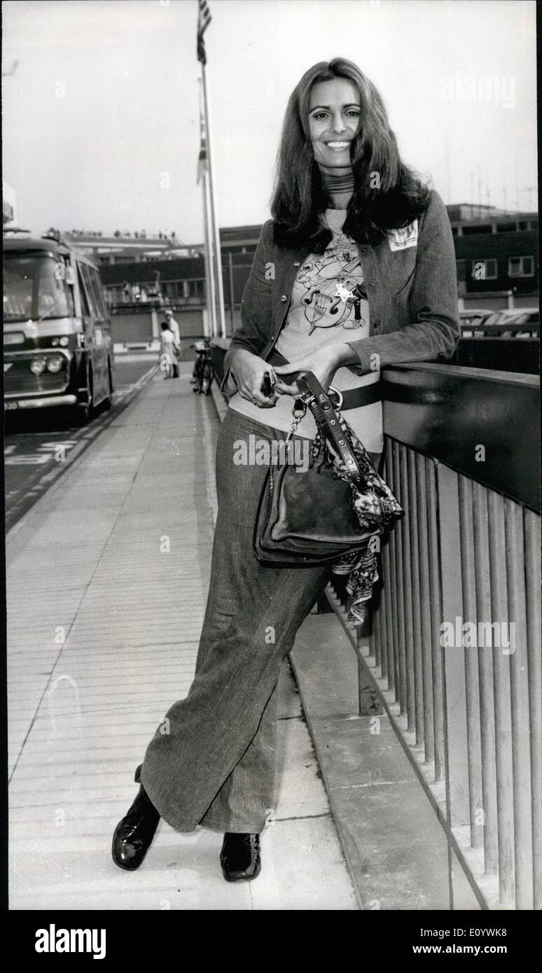 Aug. 08, 1971 - Dalia Lavi leaves by air for Berlin. Photo shows ...