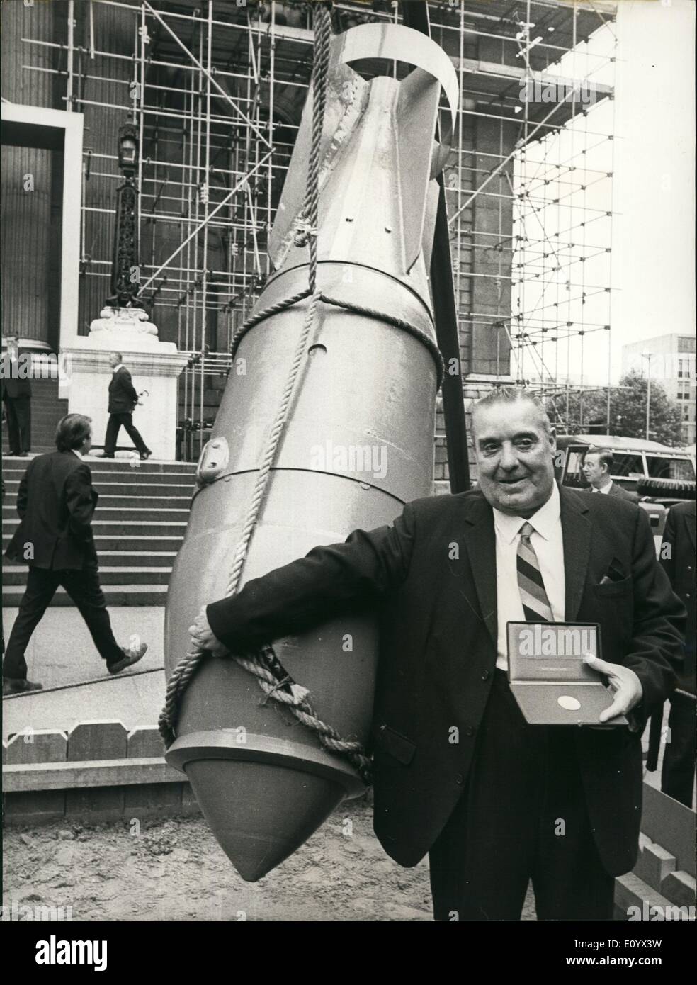 Sep. 09, 1971 - The man who ''Saved at Paul's In 1940 Honoured: This ...