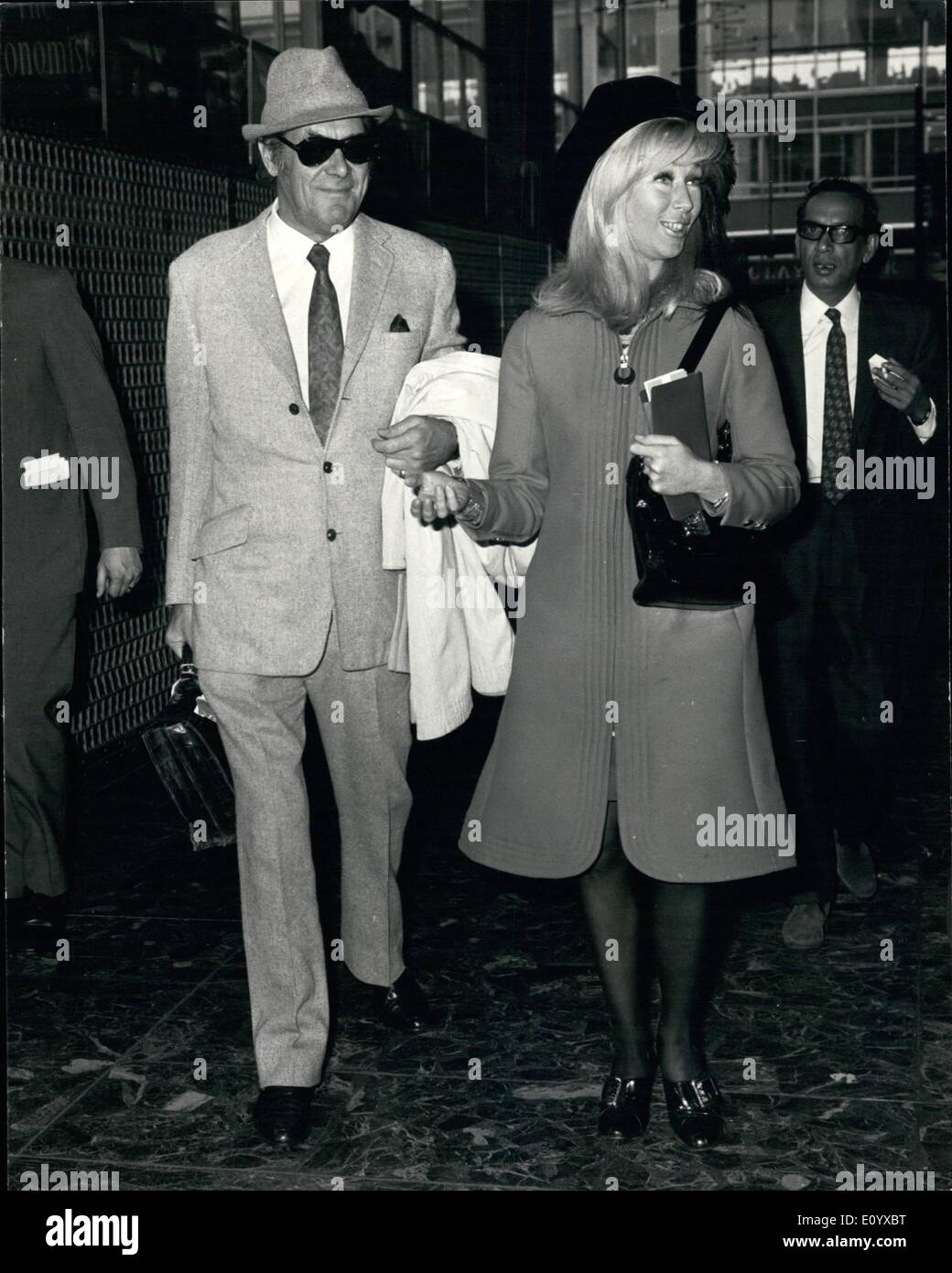 Sep. 09, 1971 - Rex Harrison and wife off to San Francisco: Photo shows ...