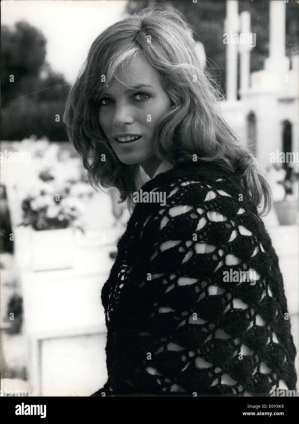 1971 portrait of model phillis major hi-res stock photography and ...