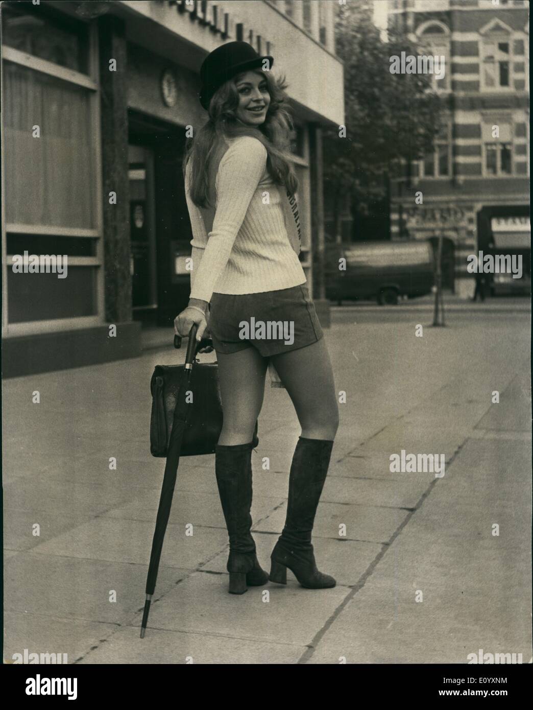 Oct. 10, 1971 - ''Miss Gibralter'' visits bank: Lisette Chipolina, a 19 ...