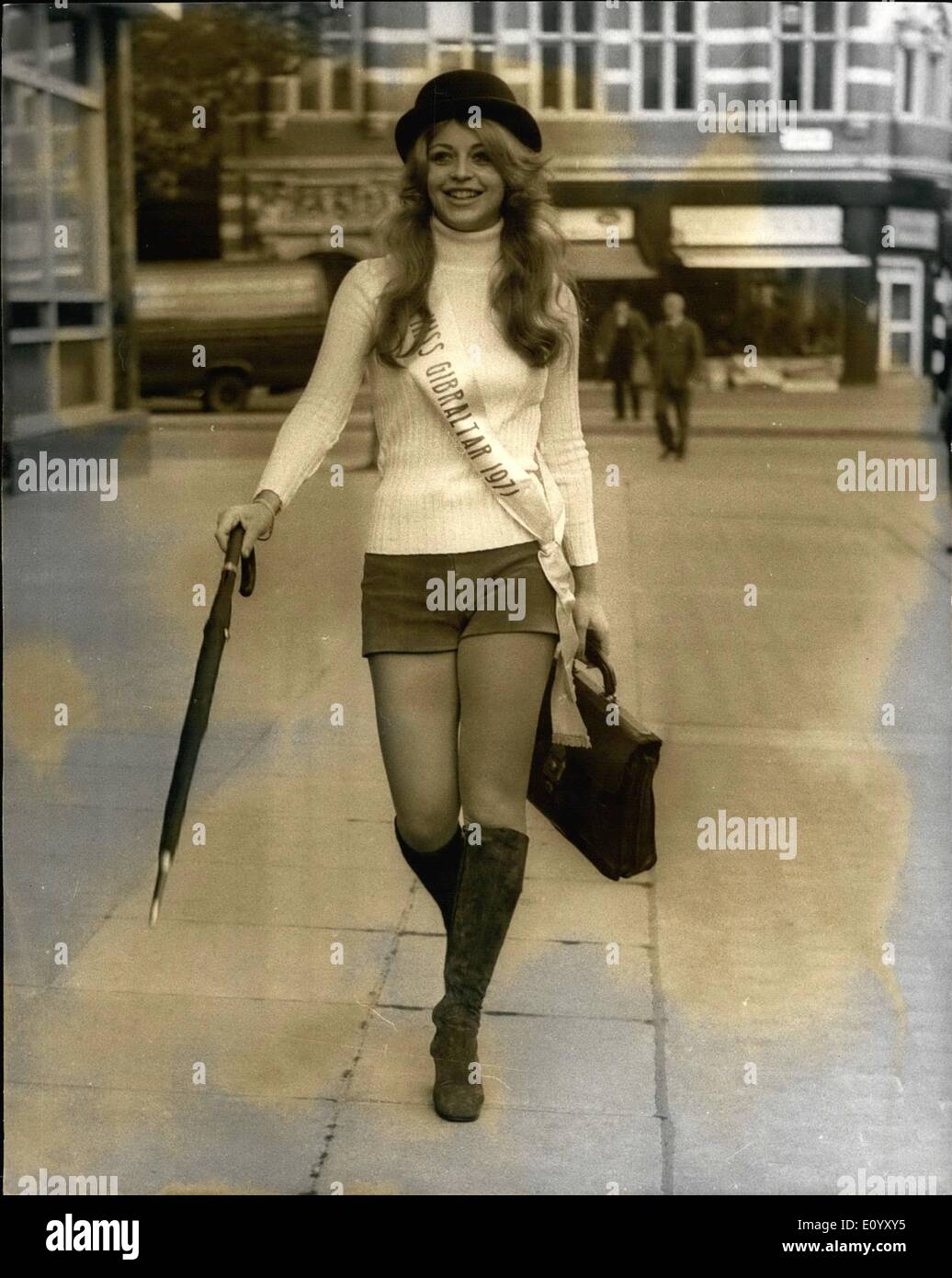 Oct. 10, 1971 - Miss Gibraltar'' visits bank.: Lisette Chipolina, a 19 ...