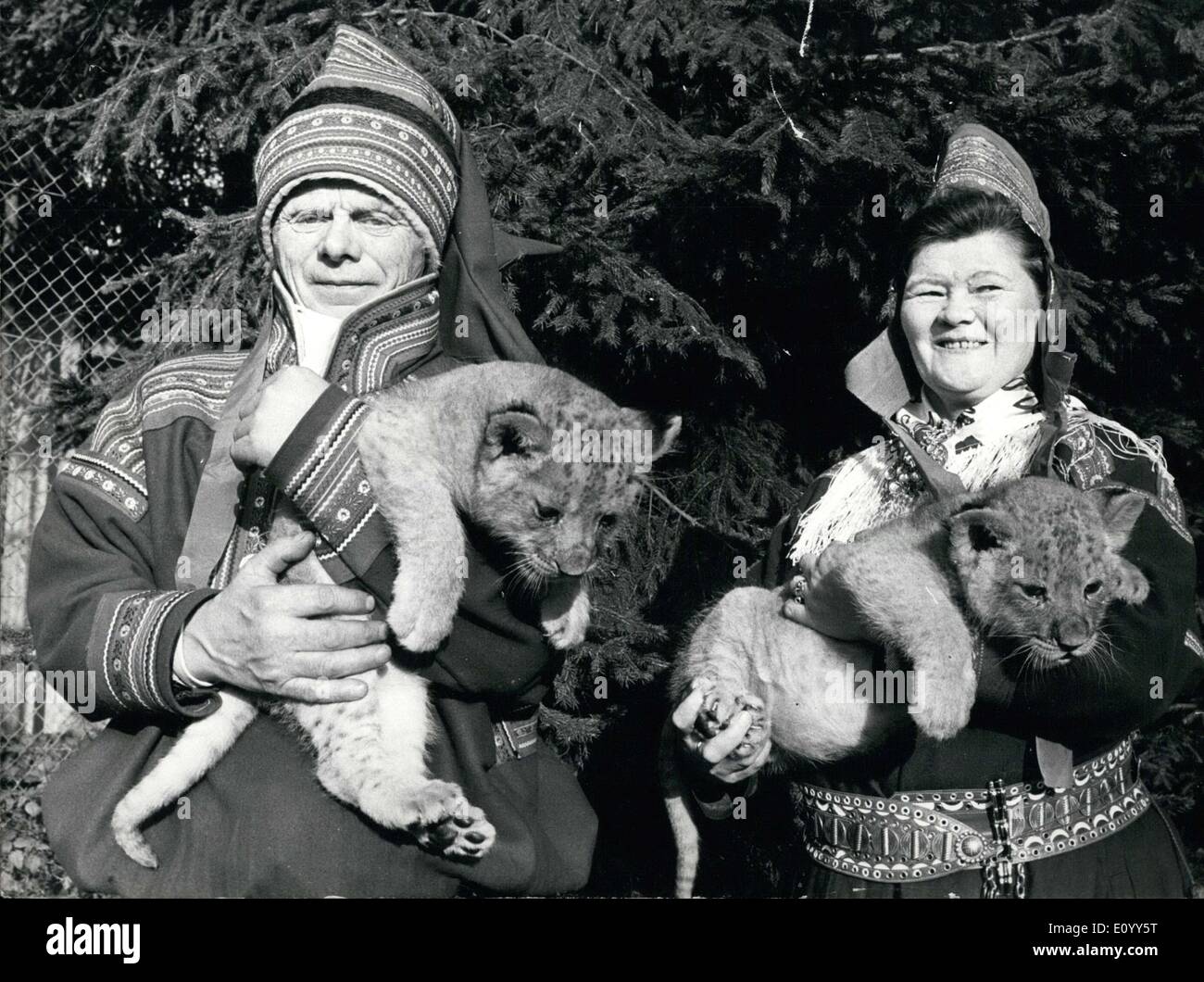 Nov. 06, 1971 - While Visiting They See African Animals, Including ...