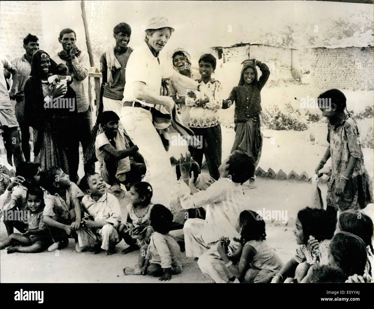 Danny kaye in india hi-res stock photography and images - Alamy