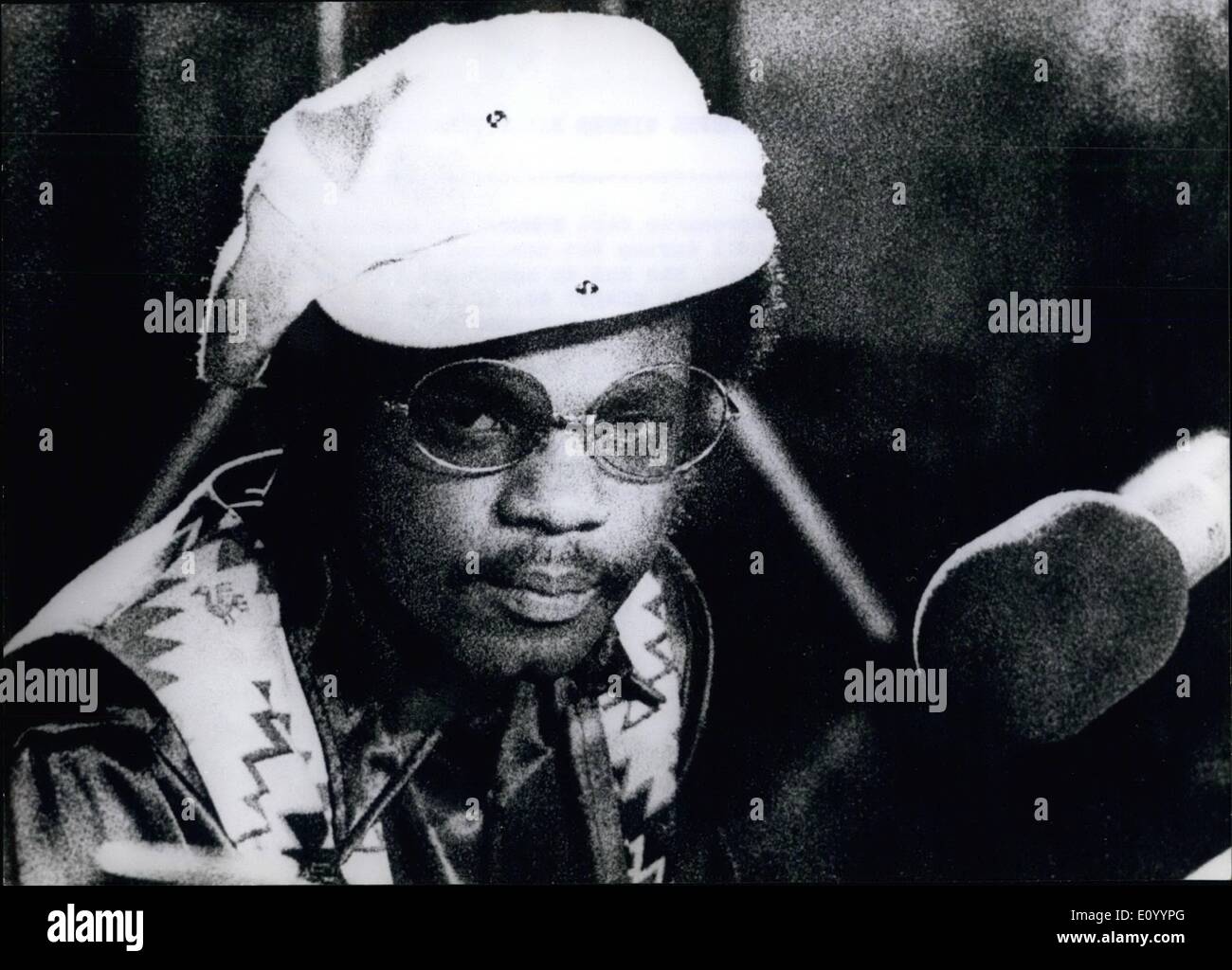 Singer gospel hi-res stock photography and images - Alamy