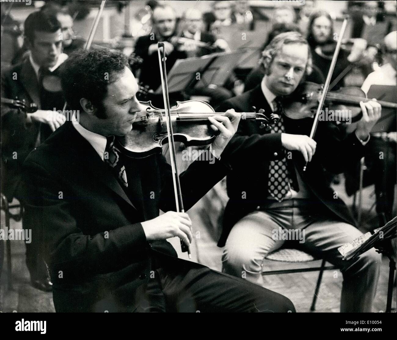 Violinist orchestra hi-res stock photography and images - Alamy
