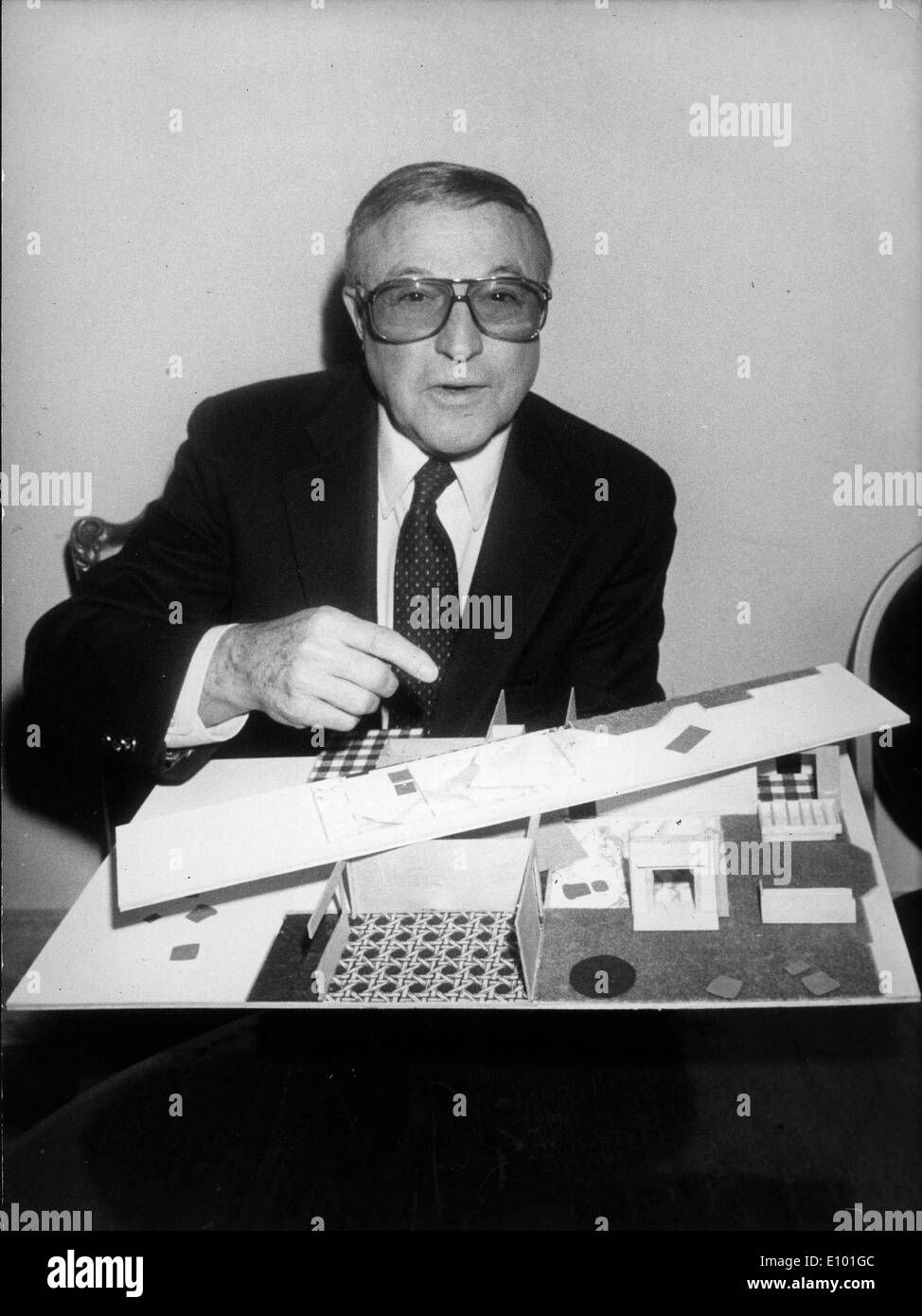 Gene kelly american in paris hi-res stock photography and images - Alamy