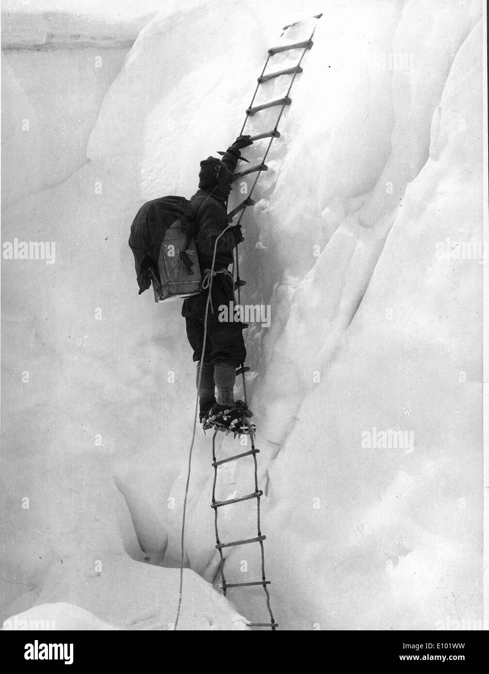 MOUNT EVEREST explorer climbing an icy side by ladder Stock Photo - Alamy