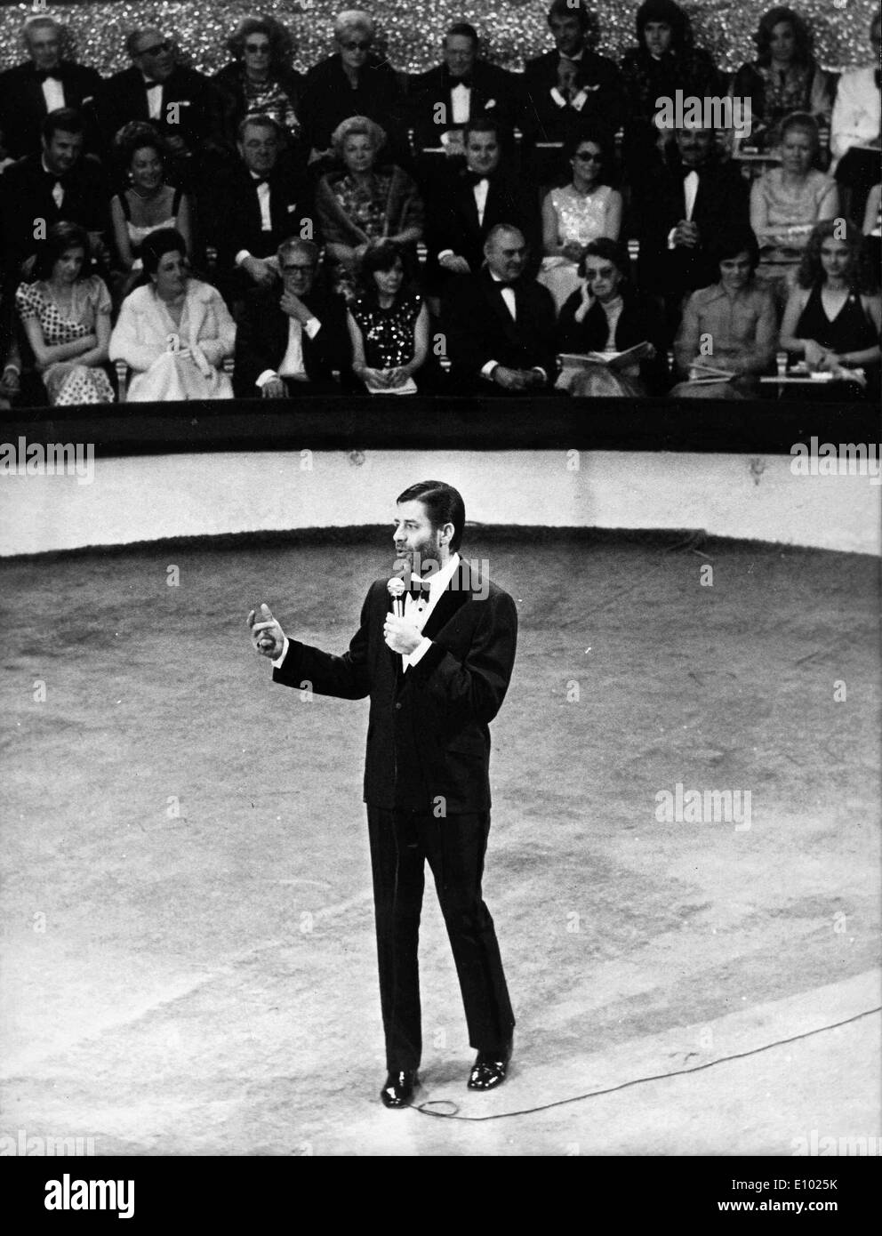 Comedian actor Jerry Lewis performing comedy Stock Photo - Alamy