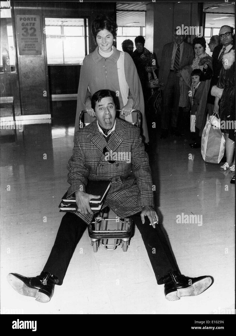 Man luggage vacation trip Black and White Stock Photos & Images - Alamy