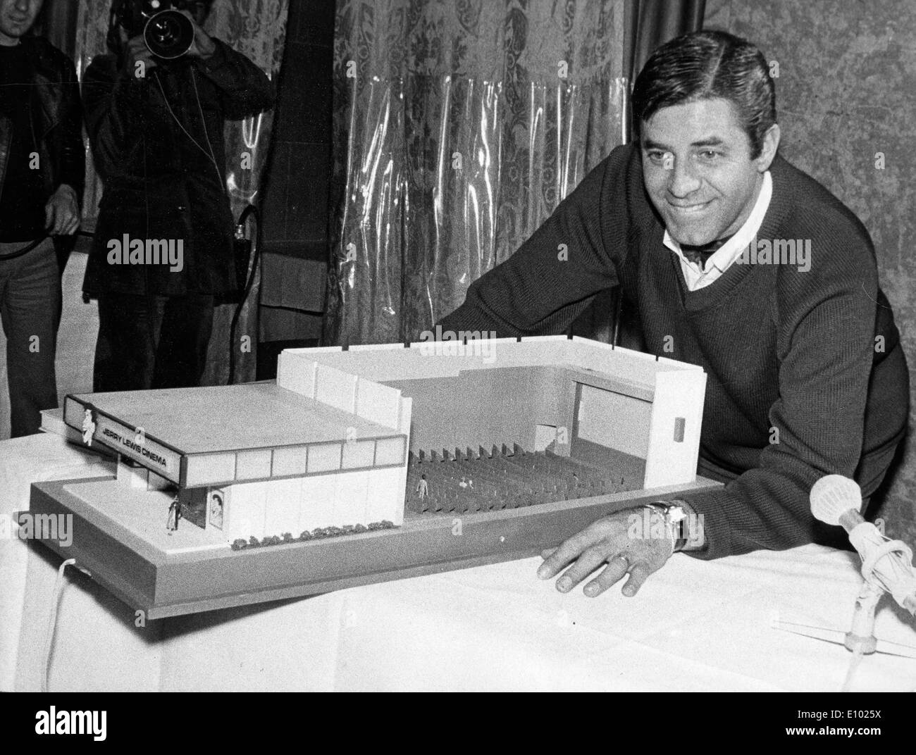 Actor Jerry Lewis introduces 'mini-cinemas' Stock Photo - Alamy