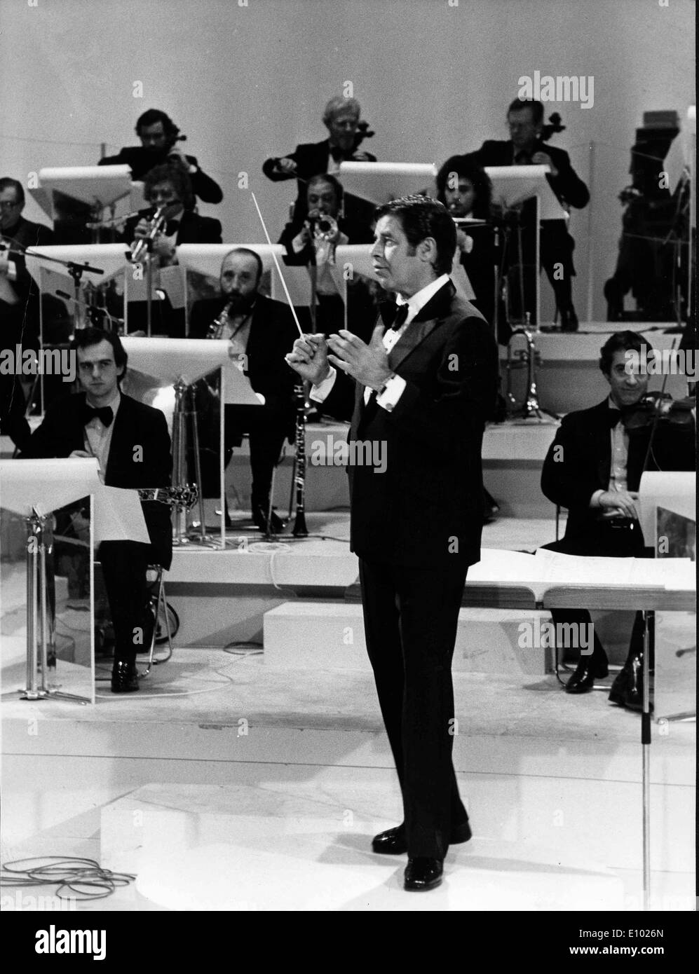 Comedian Jerry Lewis conducts band in comedy show Stock Photo - Alamy