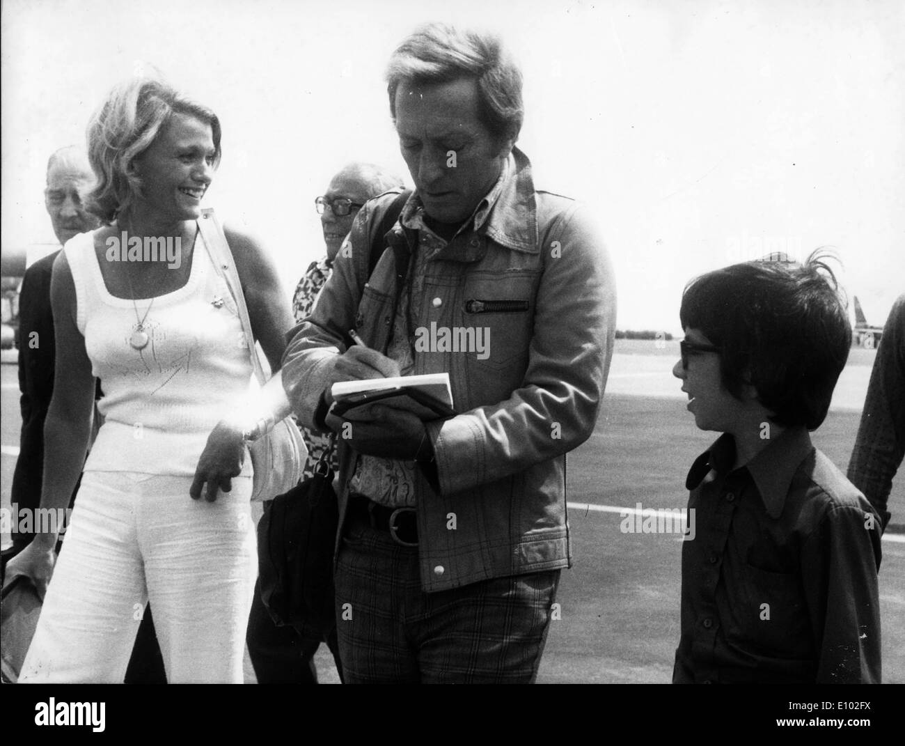Singer Andy Williams signs autographs at airport Stock Photo - Alamy